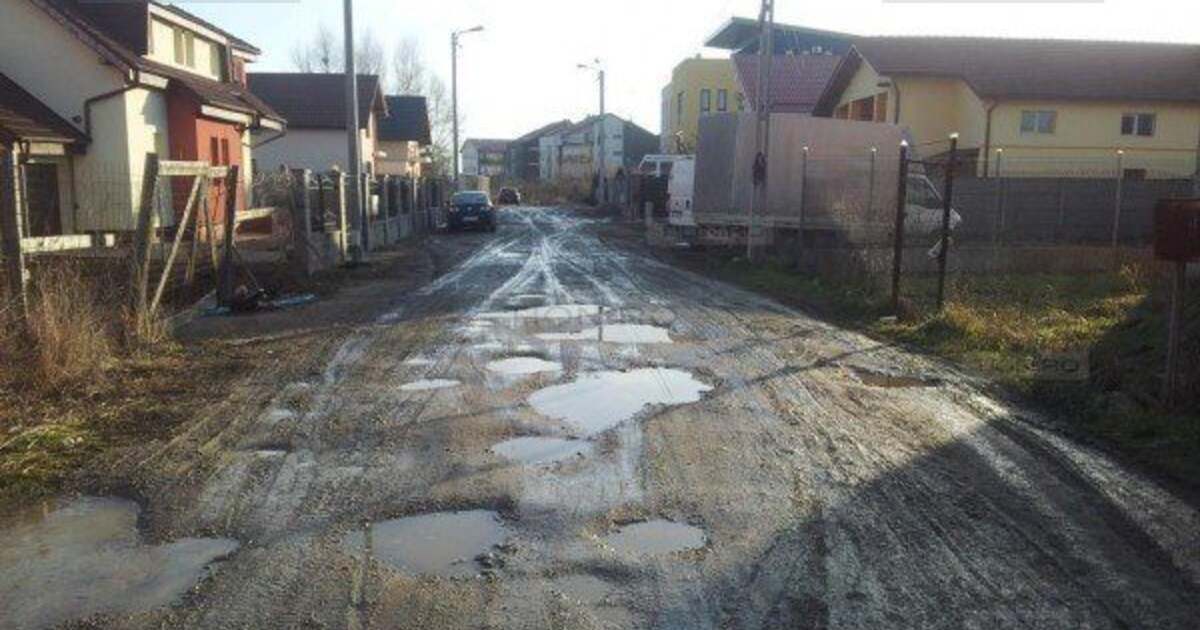 Strada Edgar Quinet mai asteapta asfaltul. Firma care face lucrarile ...