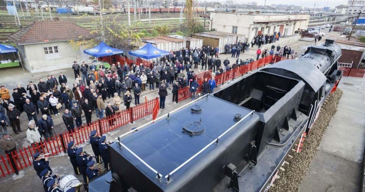 O locomotiva nemteasca incarcata de istorie, expusa langa Gara de Nord ...