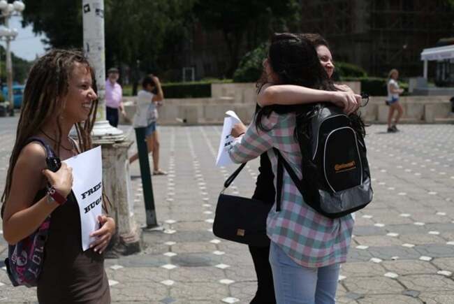 Imbratisari gratuite in centrul Timisoarei si zambete la liber - Tion