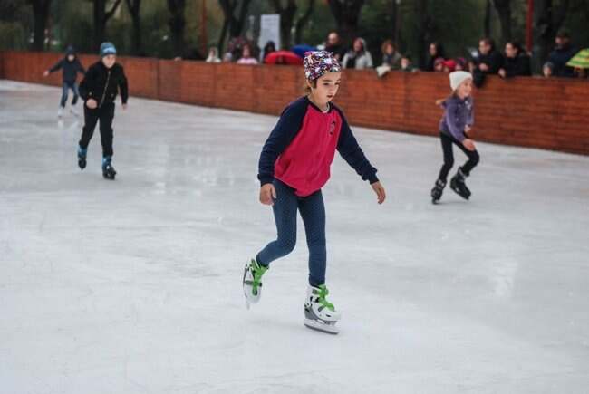 Liber la patinat in Parcul Copiilor! Totul despre patinoarul sintetic ...