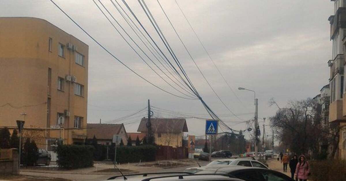 Problema cablurilor care atarna de stalpi, rezolvata in stil neaos pe ...