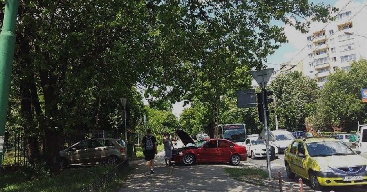 Se taie copaci din Piata Marasti pentru largirea intersectiei. Mai e ...