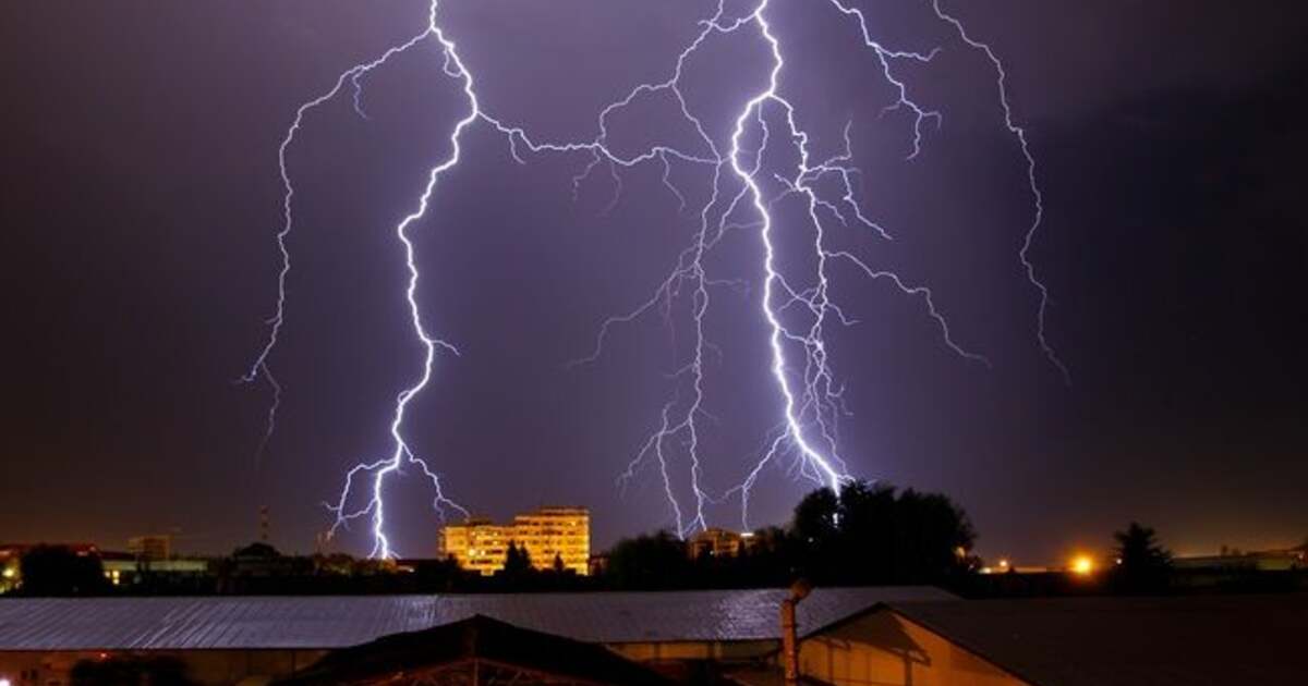 Imagini spectaculoase cu fulgerele de langa Timisoara, surprinse de un ...