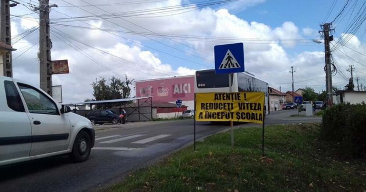 Panouri de avertizare pentru soferi intr-o localitate de langa ...