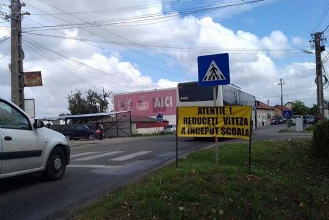 Panouri de avertizare pentru soferi intr-o localitate de langa ...