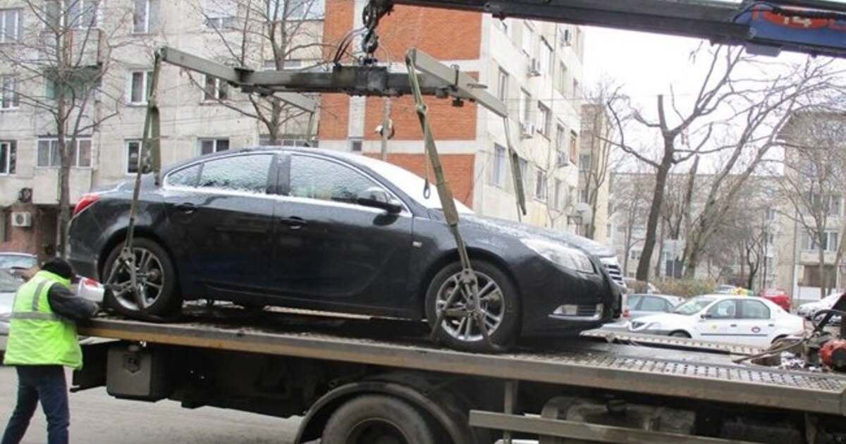 Peste 60 de masini parcate pe interzis, ridicate intr-o singura luna ...