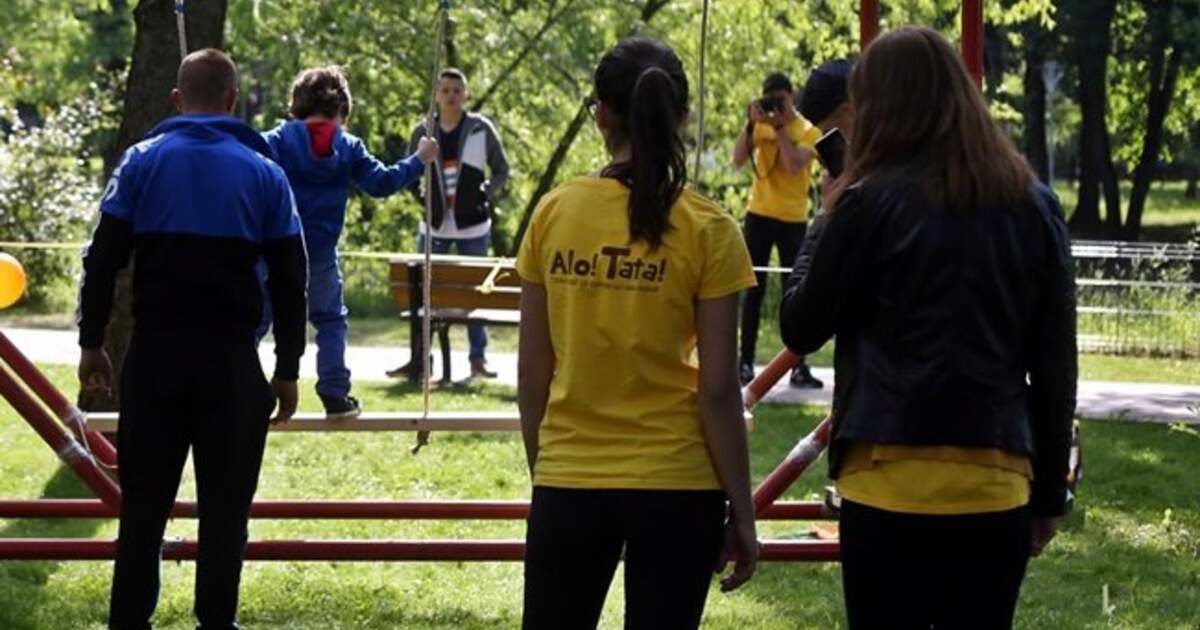 De ziua lor, tatii sunt invitati cu copiii lor in parc sa se joace si ...