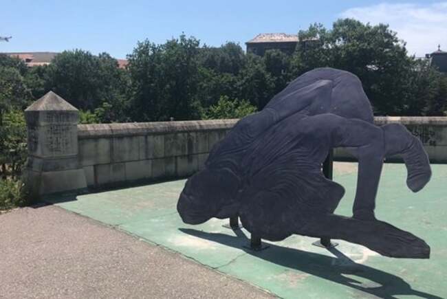 Opera de arta care a aparut din neant in mijlocul unui trotuar pe un ...