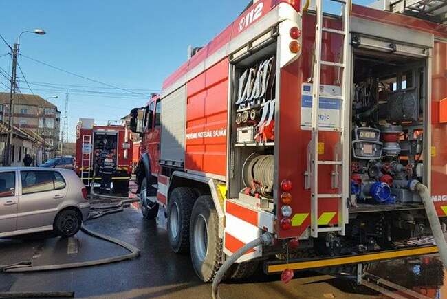 Masini mutate de pompieri si trecatori pentru ca blocau accesul ...