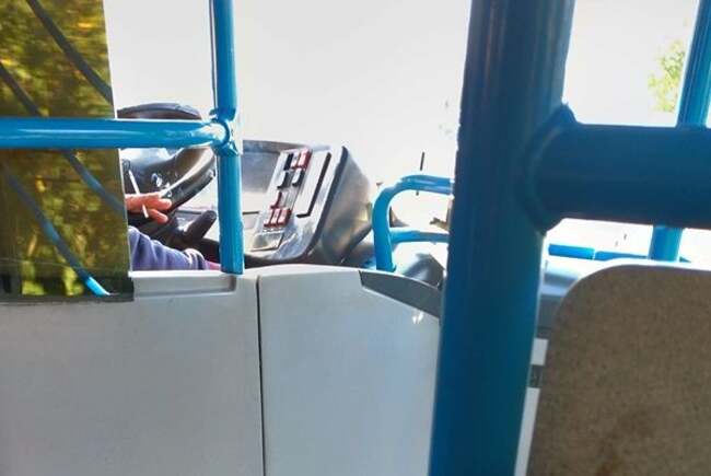 Sofer STPT cu tigara aprinsa in mana, la volanul unui autobuz cu ...