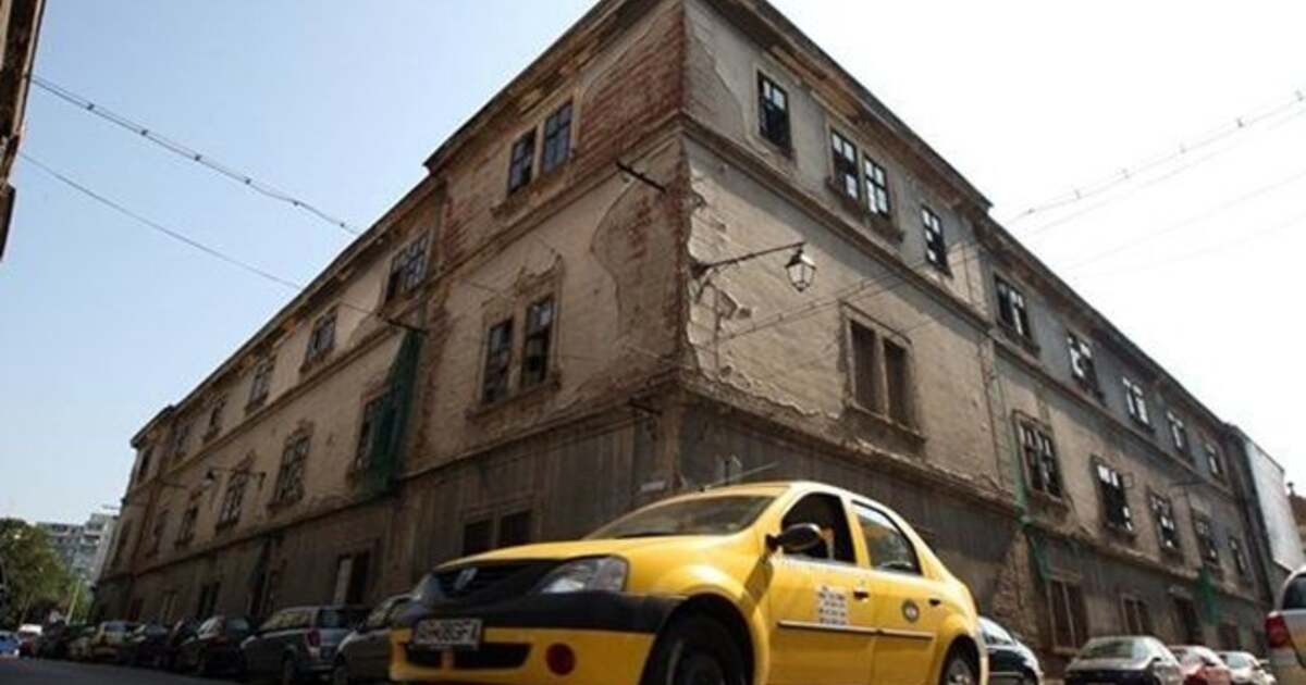 Se întâmplă ceva, în sfârșit, la Cazarma U: o expoziție de sculptură - Tion