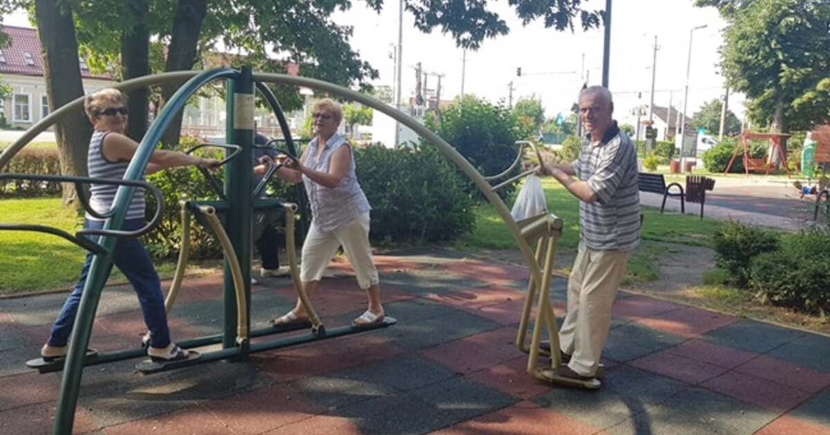 Bătrâni de la un centru de zi din Timișoara fac exerciții fizice în ...