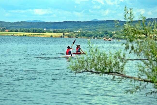 Vor să scoată Lacul Surduc din amorțeală cu locuri de cazare, camping ...