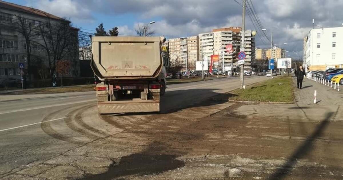 Cu noroiul de pe șantiere pe străzi! Poliția Locală și-a amintit de ...