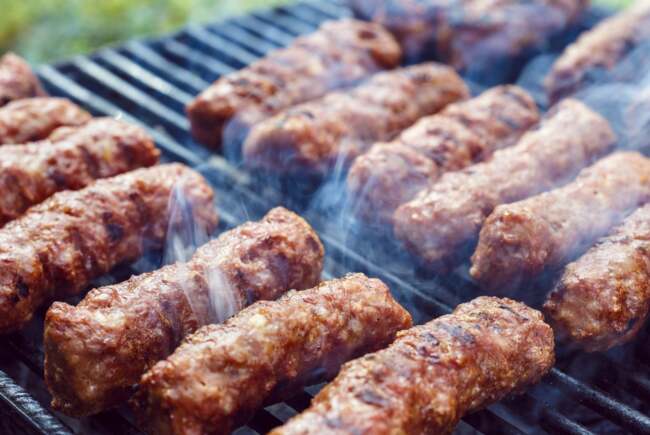 1 Mai, Ziua Internațională a Muncii. Românii sărbătoresc cu mici, bere ...