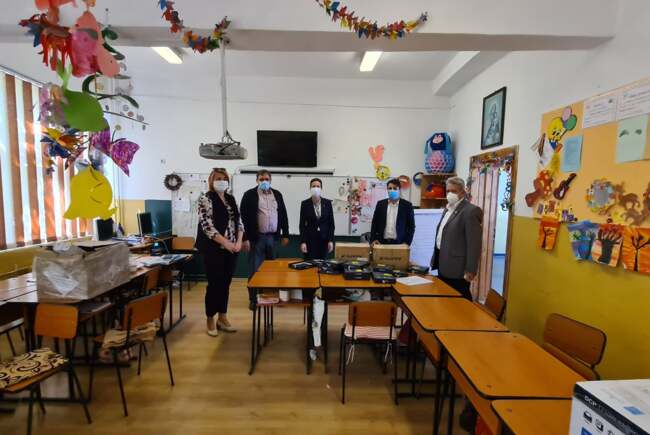 Timiș: 20 de tablete au fost donate la școala din Banloc. Vor fi ...
