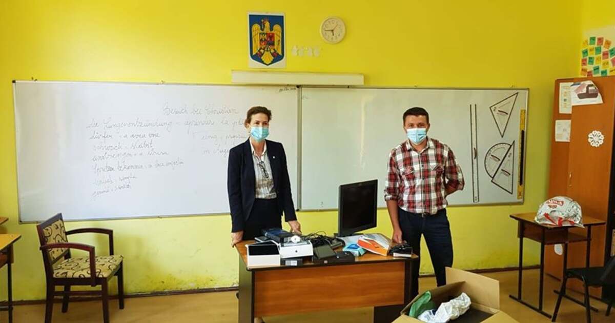 Tablete donate școlii din Checea pentru ca elevii să poată face cursuri ...