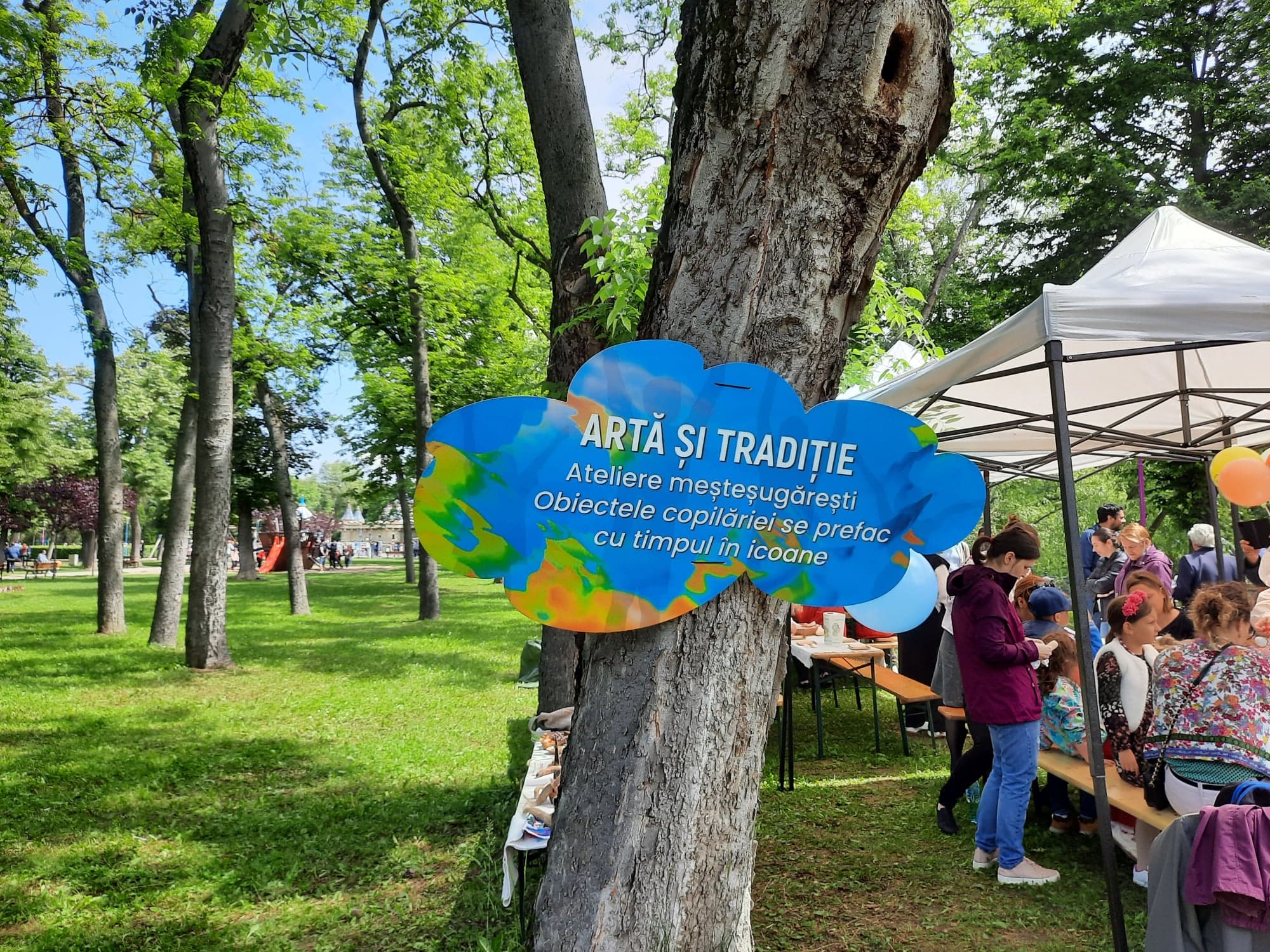 Aglomerație de 1 Iunie, în Parcul Copiilor din Timișoara. Copiii s-au distrat cu Minnie și ...