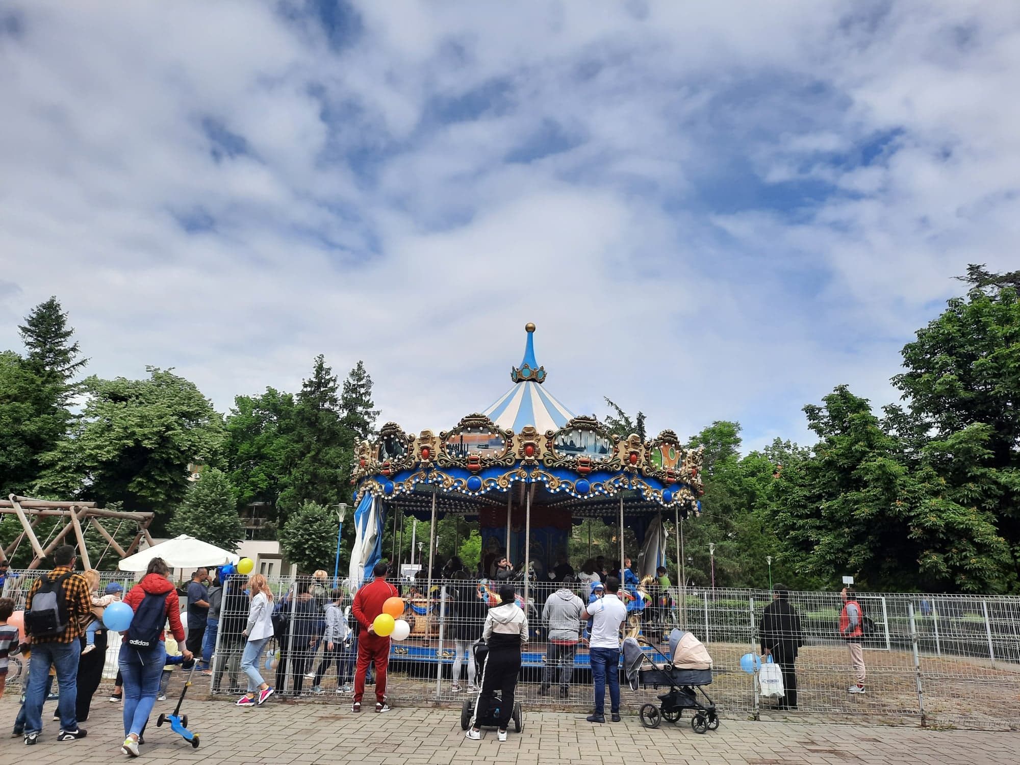 Aglomerație de 1 Iunie, în Parcul Copiilor din Timișoara. Copiii s-au distrat cu Minnie și ...