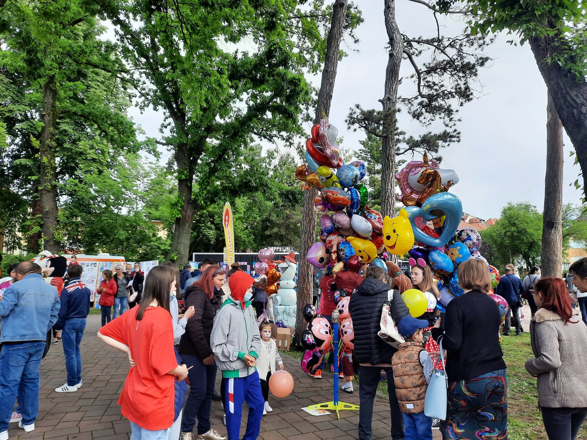 Aglomerație de 1 Iunie, în Parcul Copiilor din Timișoara. Copiii s-au distrat cu Minnie și ...