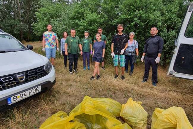 FOTO. Curățenie în Cenad. Voluntarii au strâns zeci de saci cu gunoaie ...