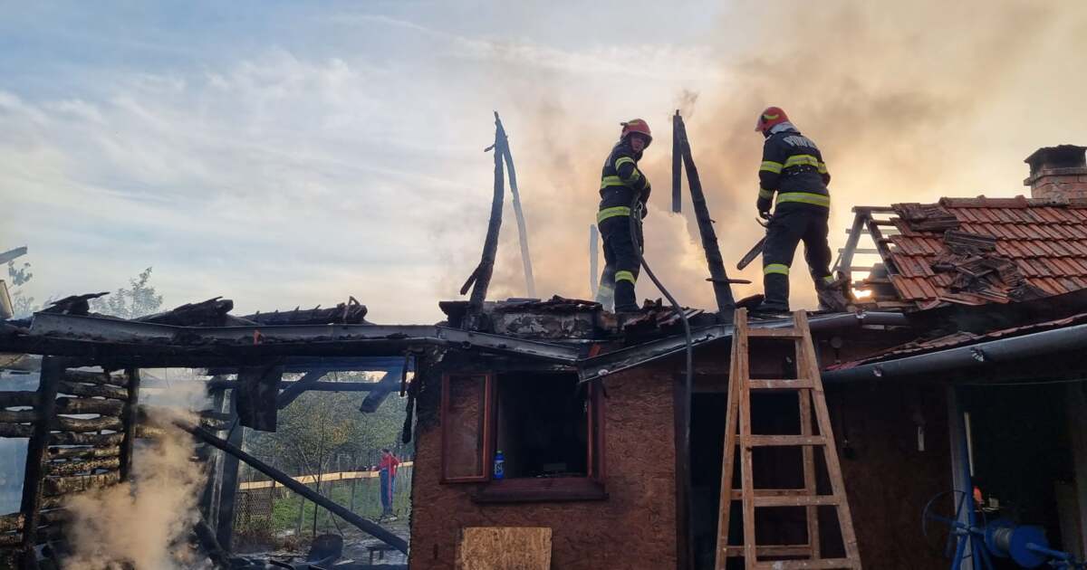 Incendiu puternic la anexa unei case, la Curtea. Intervenții la foc ...