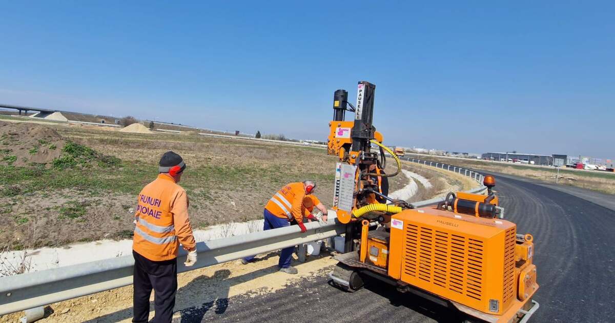 FOTO. Drumarii montează parapet metalic în zona Remetea Mare - Tion