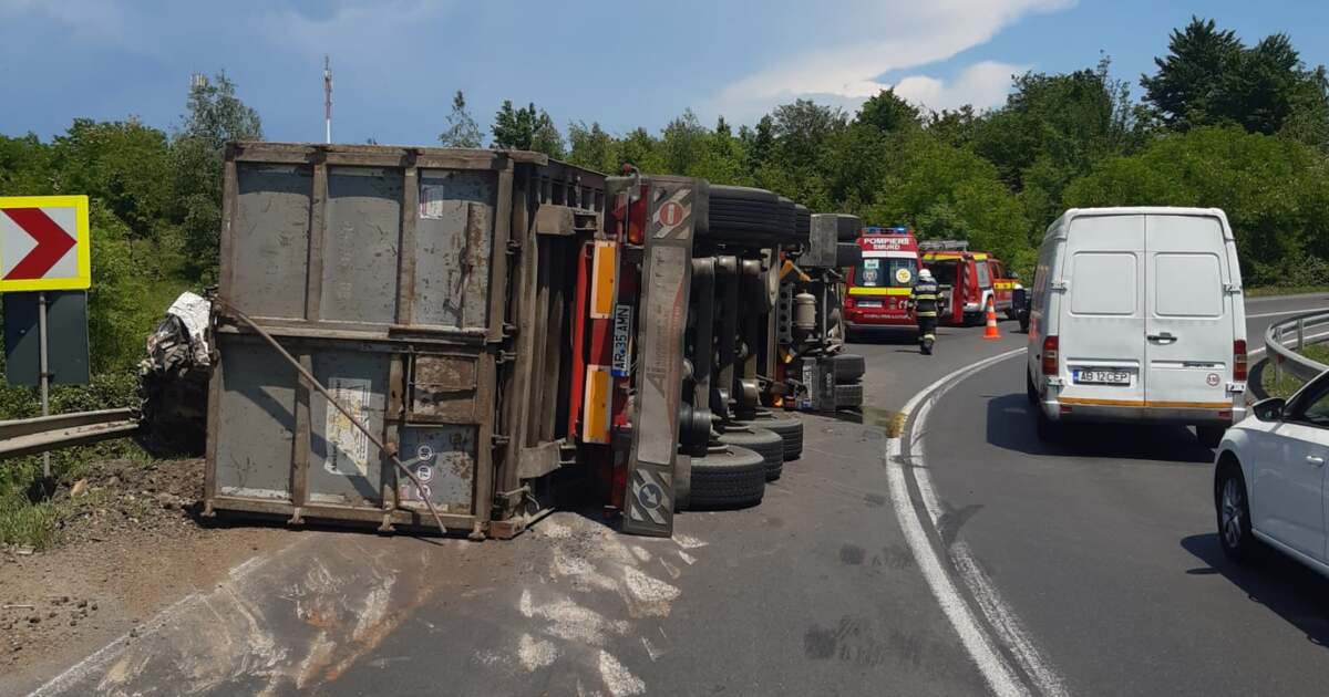 FOTO. Camion răsturnat pe șosea, în apropiere de Coșava. Traficul, dat ...