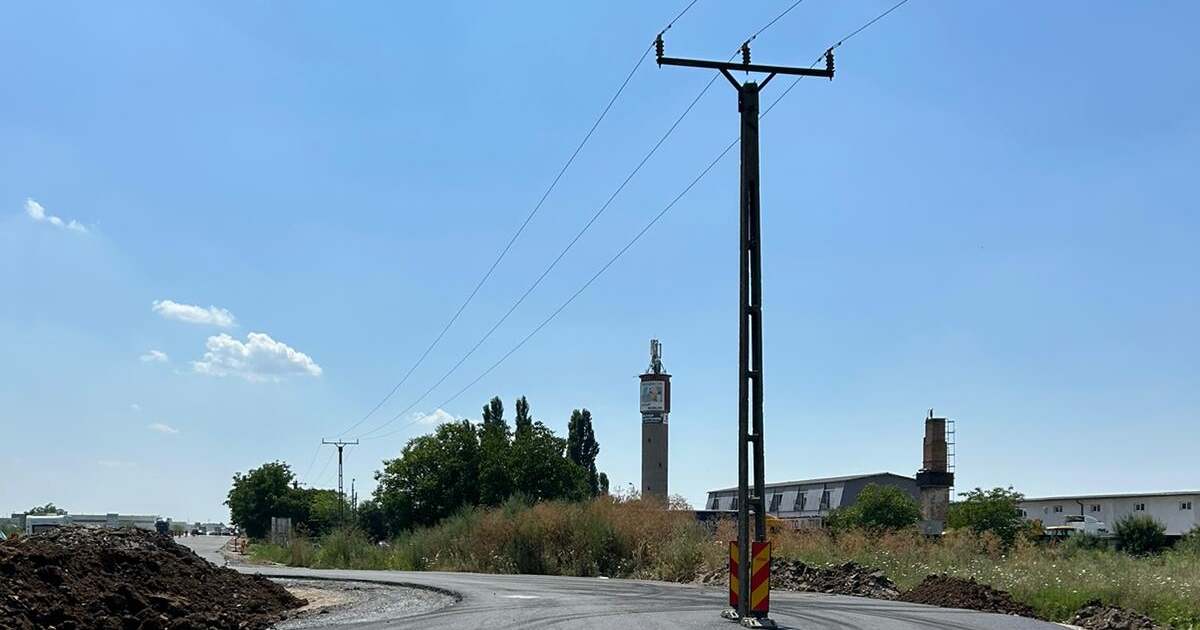 Stâlp uitat în mijlocul DJ 691. CJT dă asigurări că va fi mutat ...