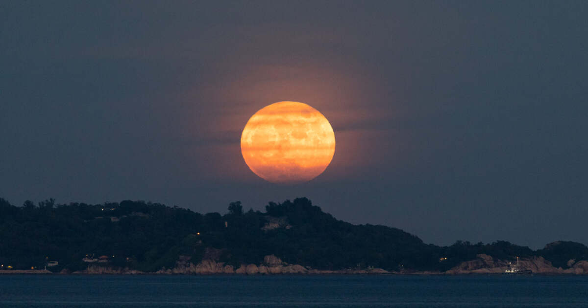 Superluna Sturion și Luna Albastră, vizibile pe cer în august - Tion