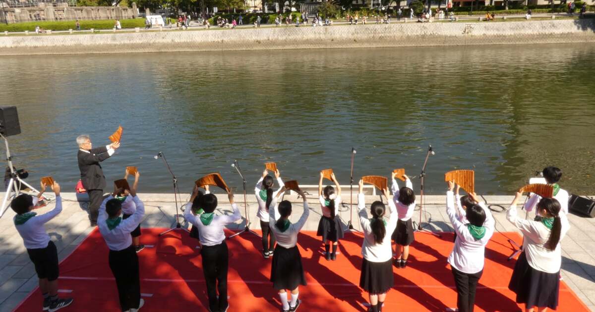 Concert inedit la zeci de naiuri produse dintr-un copac supraviețuitor ...