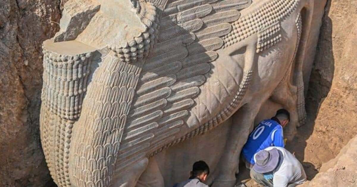 Statuia unui taur înaripat imens, descoperită în Irak. Datează din ...