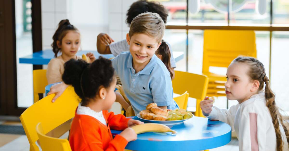 O masă pentru copiii instituționalizați din Timiș, în a doua zi de ...