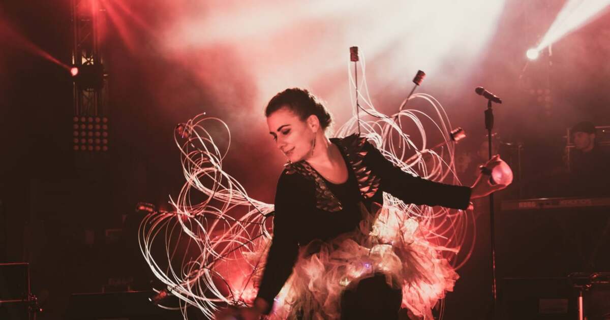 Laura Ciobanu: „Pentru mine, jonglatul cu foc e o artă și o terapie” - Tion