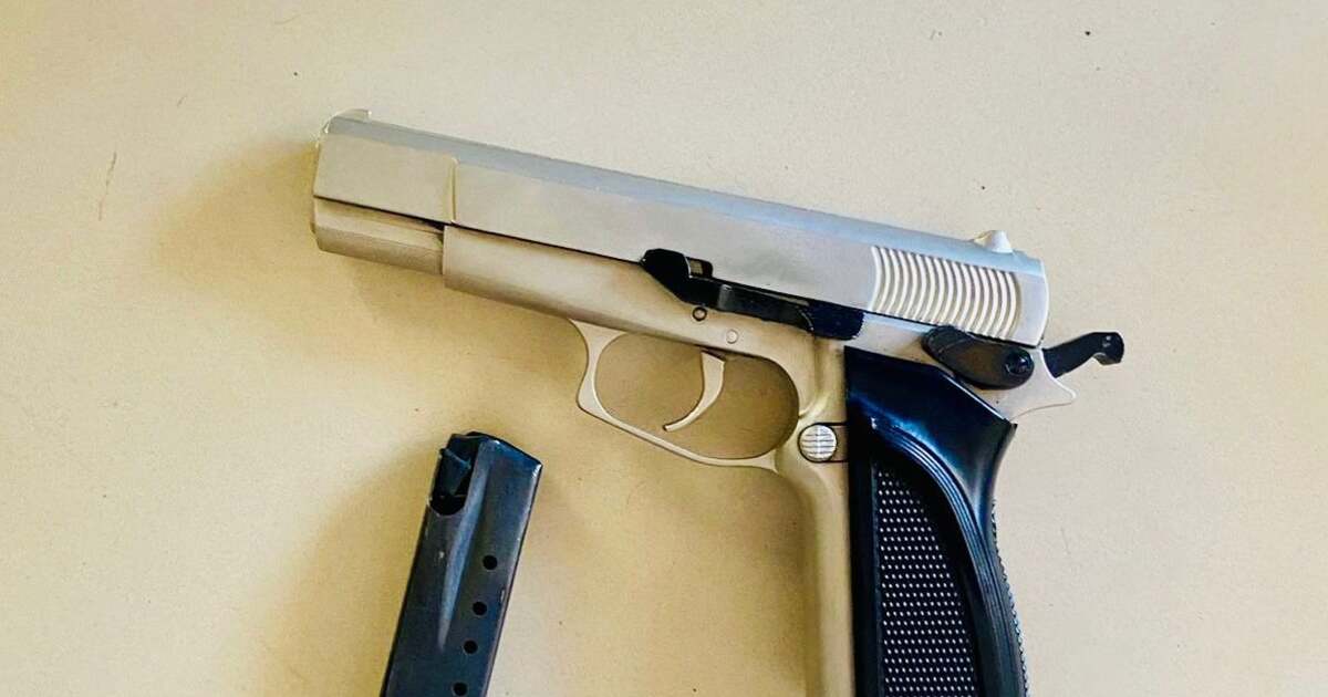 Bărbat arestat pentru că deținea un pistol fără a avea permis de armă ...