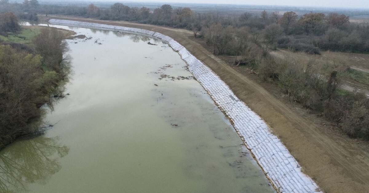 Lucrările de consolidare a malurilor râului Timiș continuă și în 2025 ...