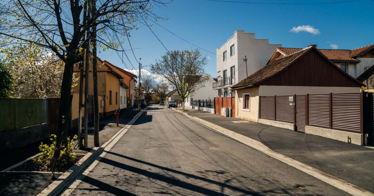 Zeci de kilometri de carosabil și trotuare asfaltate anul trecut de ...