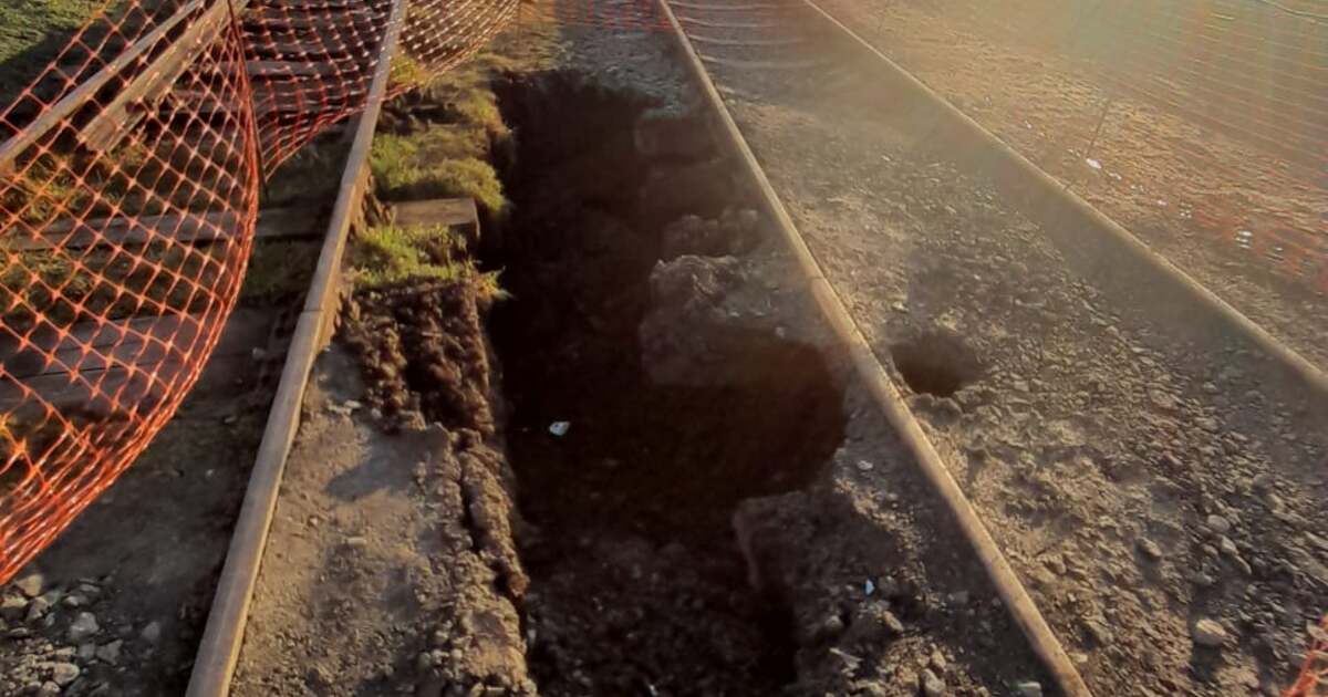 Surpare de teren lângă calea ferată pe șantierul Pasajului Solventul ...