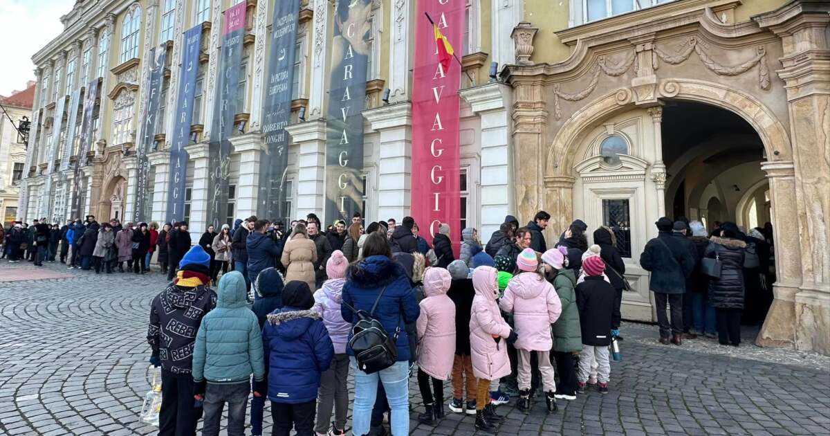 A fost din nou coadă la cultură. Zeci de persoane, dornice să vadă ...