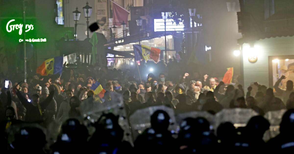 Protest la BEC după anularea candidaturii lui Georgescu: jandarm ...