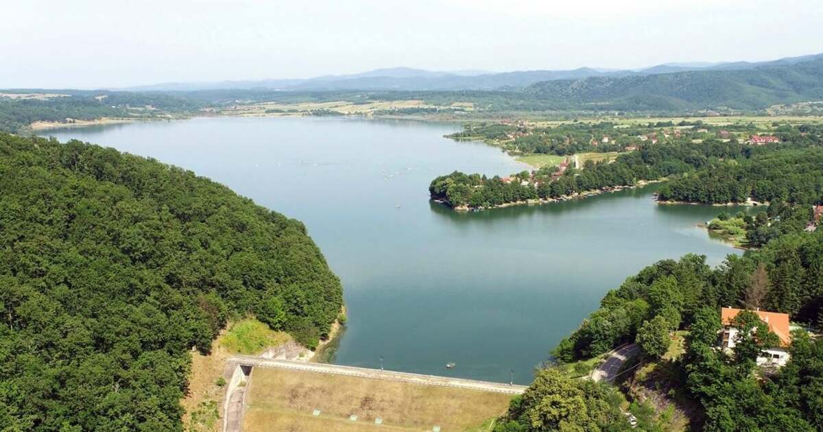 Zona turistică de la Lacul Surduc, amenajată pentru agrement și ...