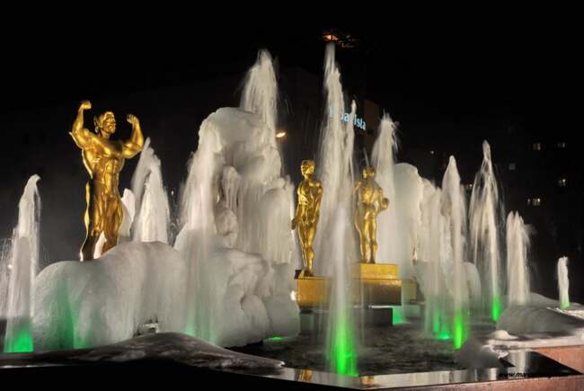 Statuile din fața Sălii Olimpia, scoase la vânzare. Culturistul Florin ...