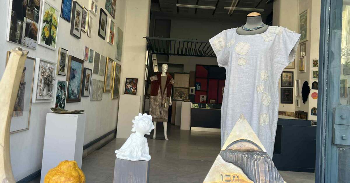 FOTO. Nostalgii în degrade: Fondul Plastic și rochiile de in topit ...