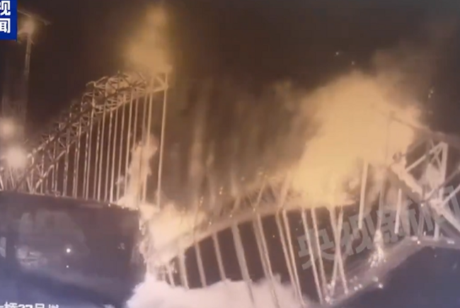 VIDEO. Un pod în construcție s-a prăbușit peste Fluviul Galben. Cel ...