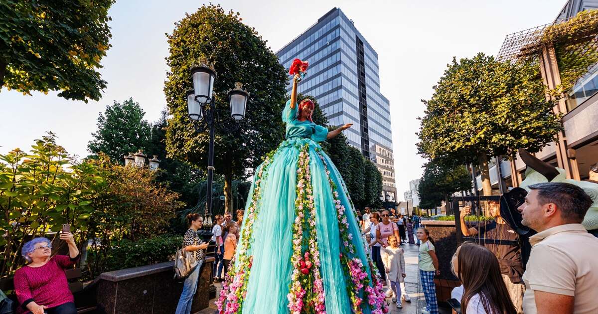 Weekend spectaculos la Iulius Town: Check Art Festival cu statui ...