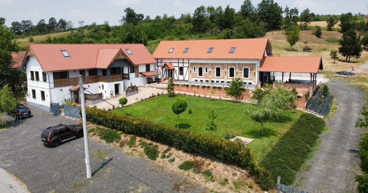 Conac readus la viață într-un sat din Timiș. Casa Buchberg din Sintar a ...