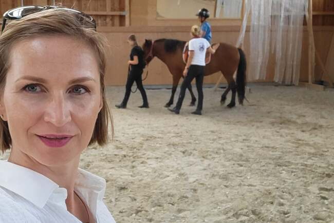 FOTO. Dr. Erika Weisz, hipoterapeut: „Am cunoscut copii în cărucior ...
