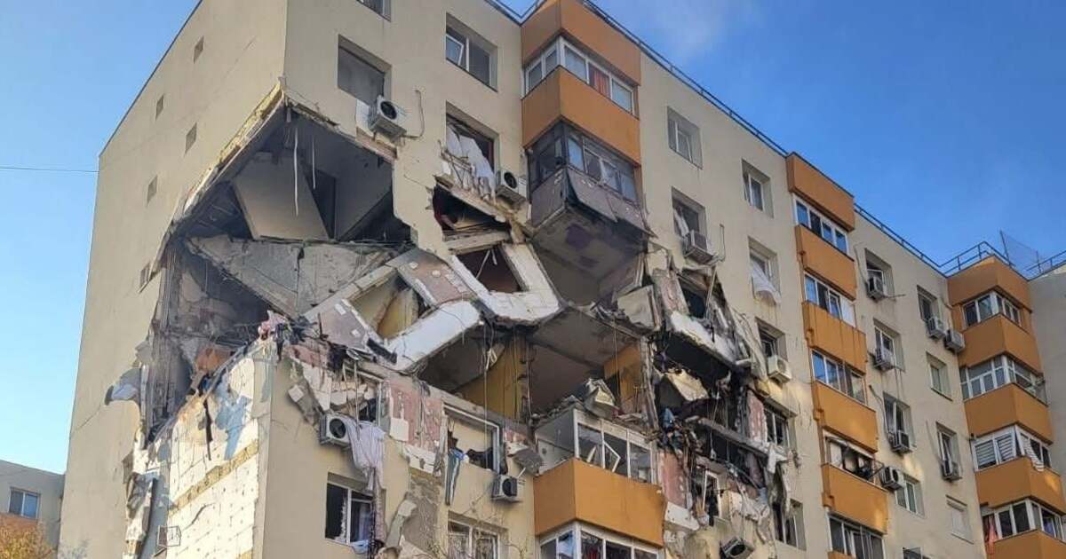 UPDATE. Un bloc de locuințe s-a prăbușit parțial în București după o ...