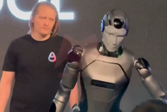 VIDEO. Debut stângaci pentru primul robot umanoid rus: a căzut în ...
