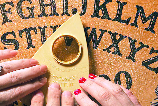Ouija: De la joc de salon la simbol al supranaturalului - Tion